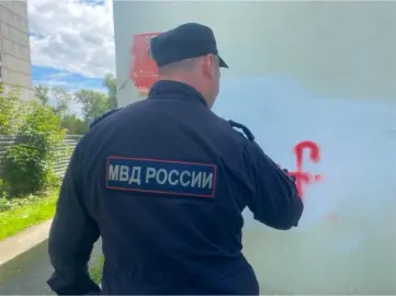 Полицейские Первоуральска закрасили наркорекламу — Городские вести